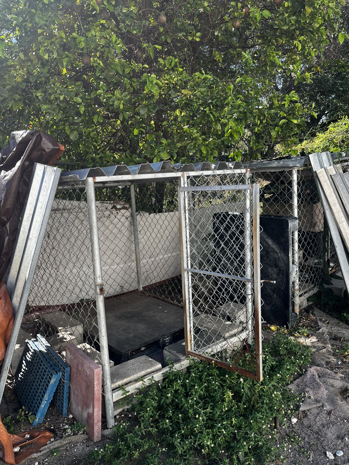 Big Dog cages FREE for Sale in Miami, FL - OfferUp