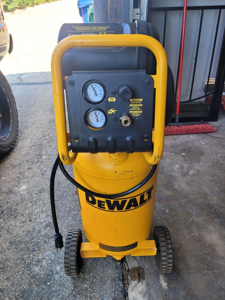 Dewalt 15 Gallon Compressor for Sale in Quartz Hill, CA - OfferUp