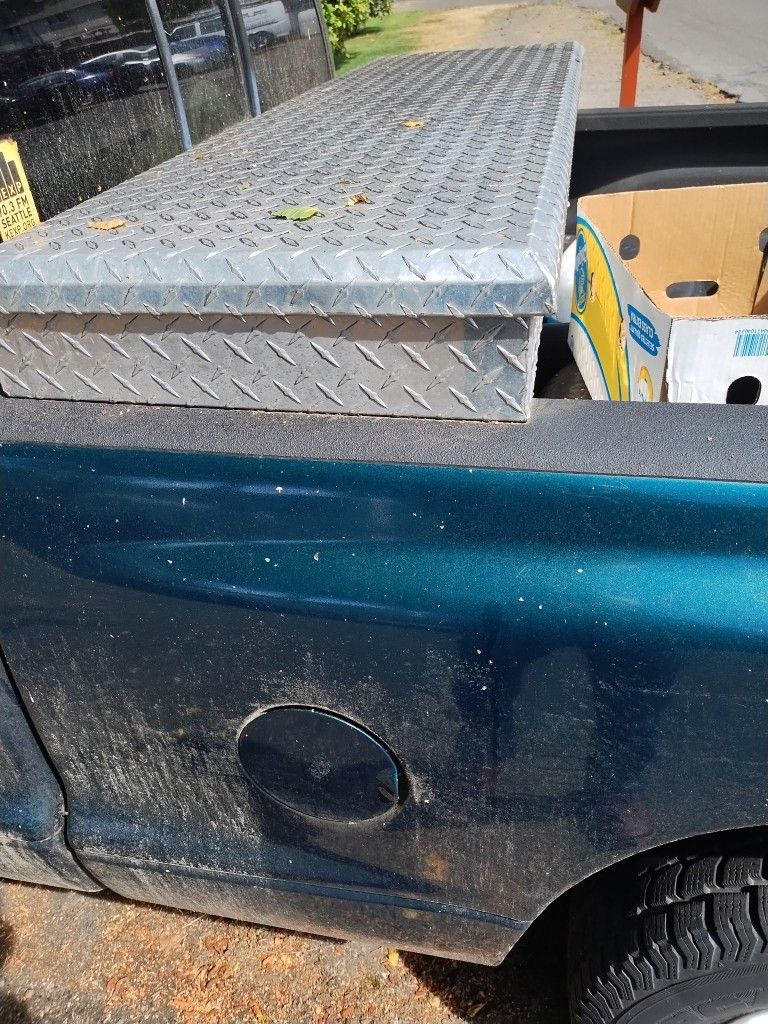 Diamond Tuck Toolbox for Sale in Shoreline, WA - OfferUp