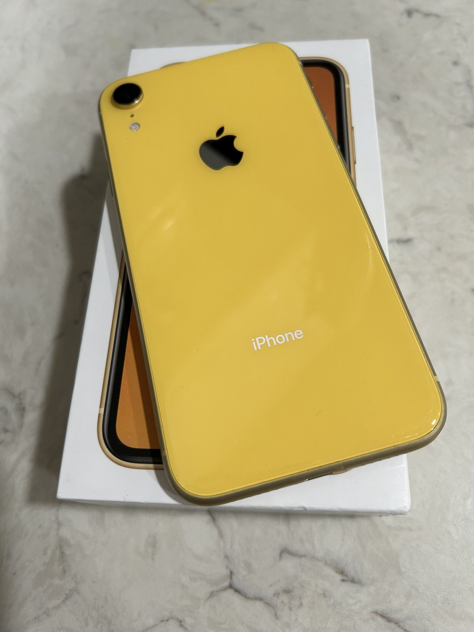 iPhone XR 64 GB Yellow Unlocked for Sale in San Diego, CA - OfferUp