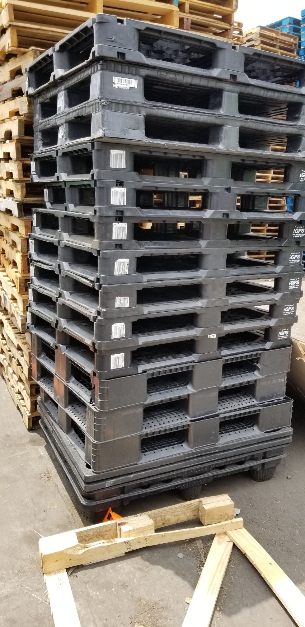 FREE PLASTIC PALLETS for Sale in Miami, FL - OfferUp