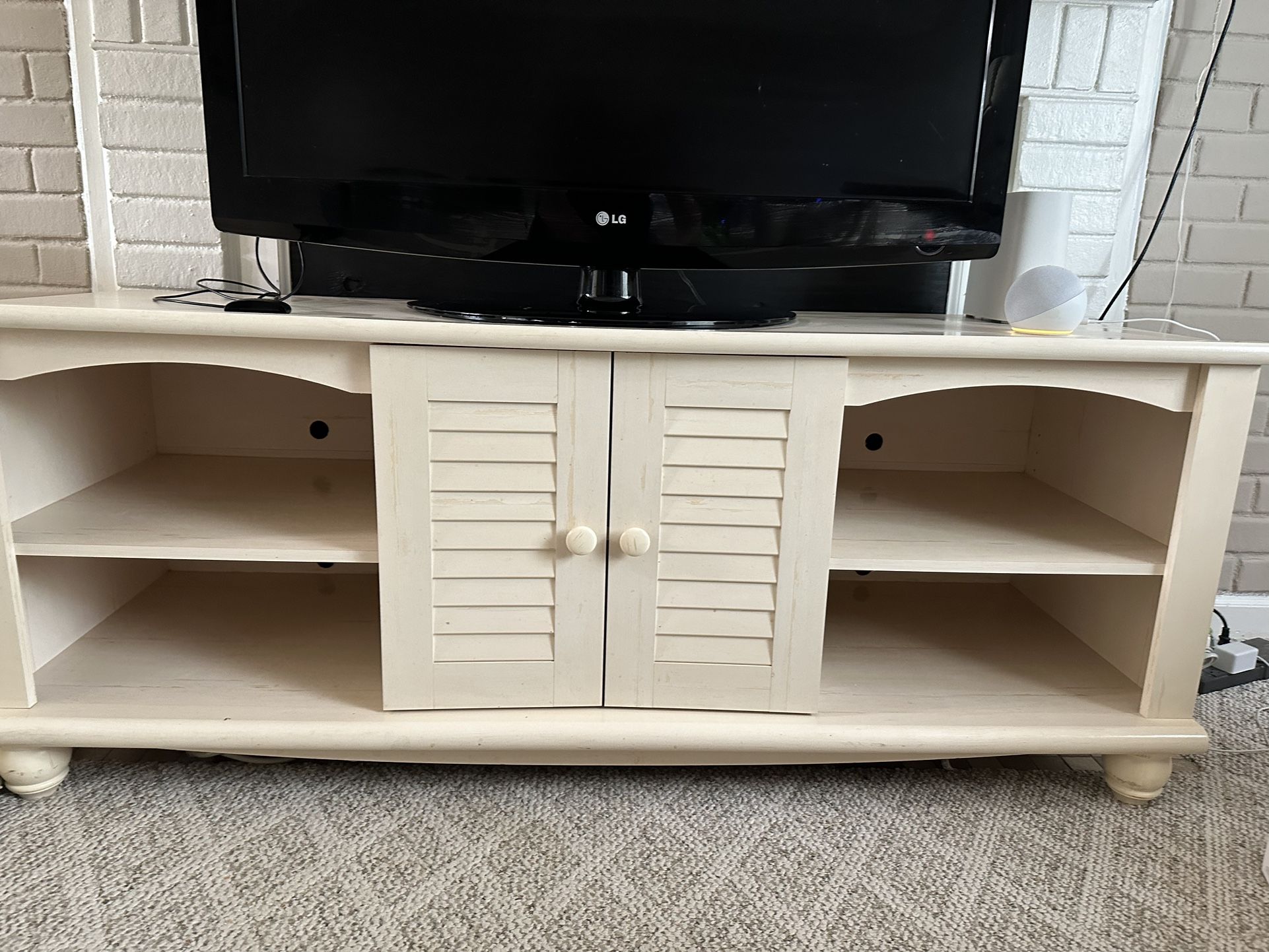 Heavy duty entertainment center store