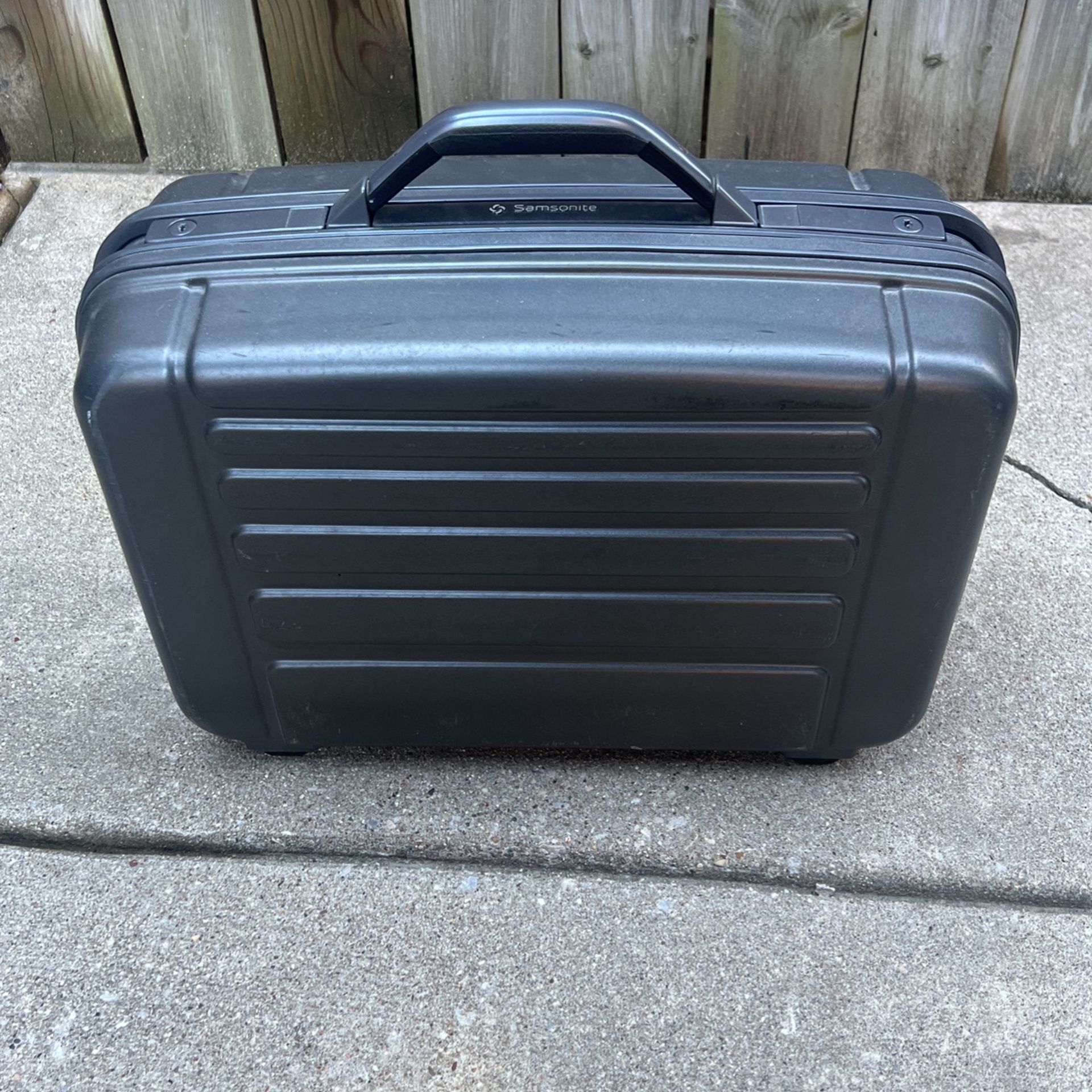 Samsonite Medium Hard Case Grey for Sale in Chicago, IL - OfferUp