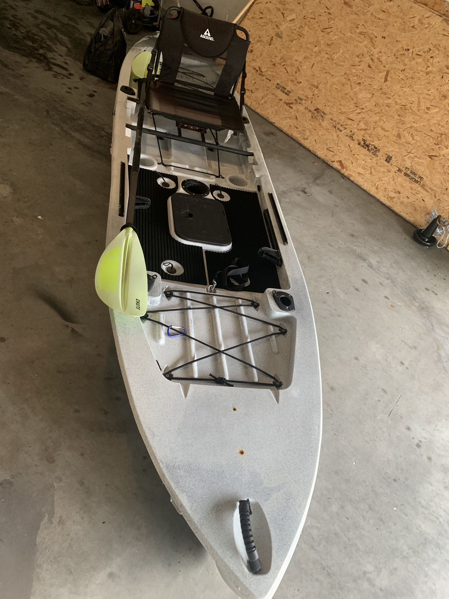 Kayak Ascend 128t with Yak power for Sale in Mulberry, FL - OfferUp