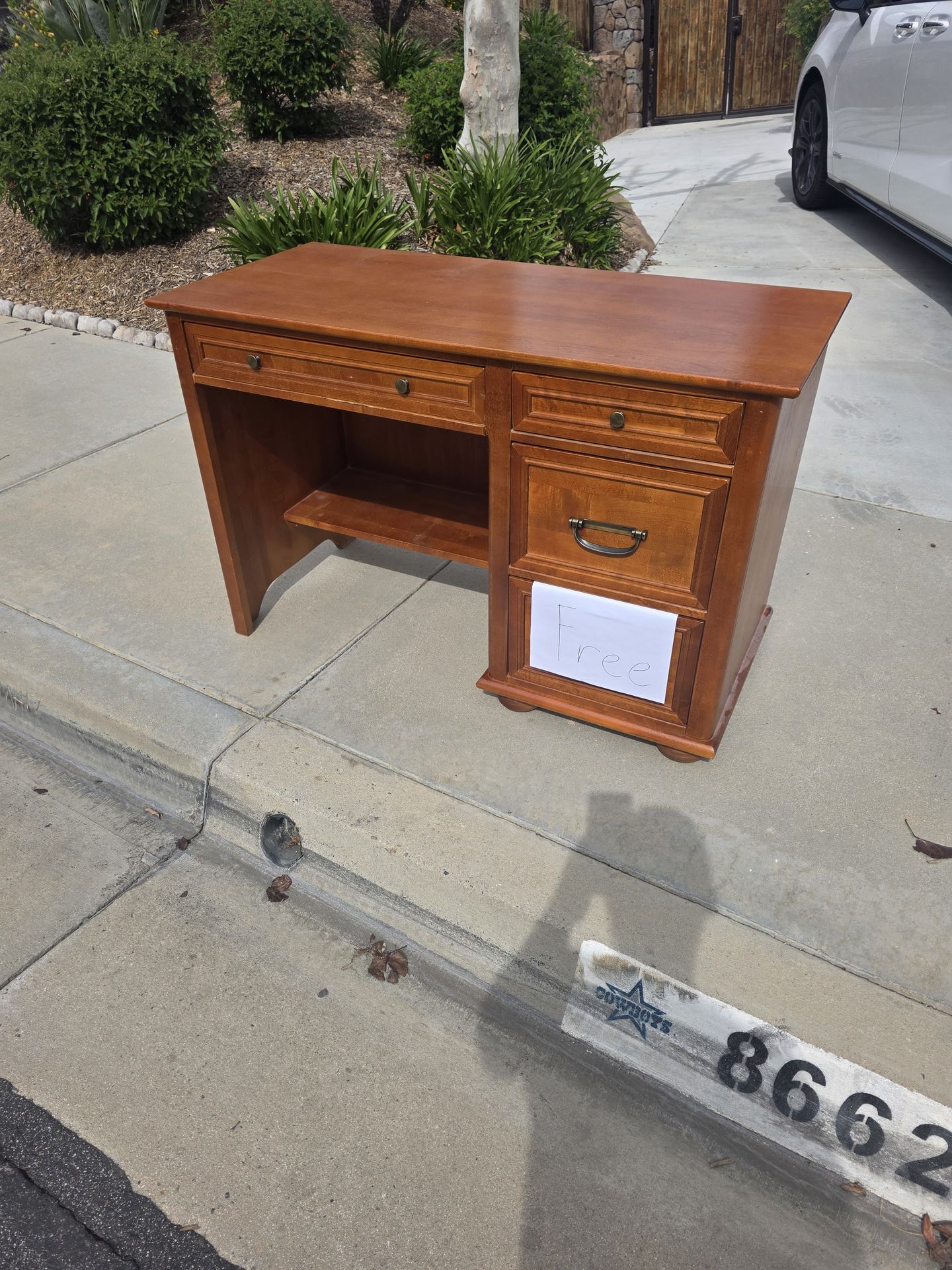 Free Desk! Pick up only for Sale in Corona, CA - OfferUp