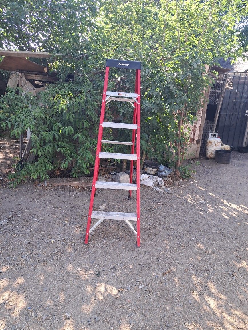 Husky Ladder for Sale in Lindsay, CA - OfferUp