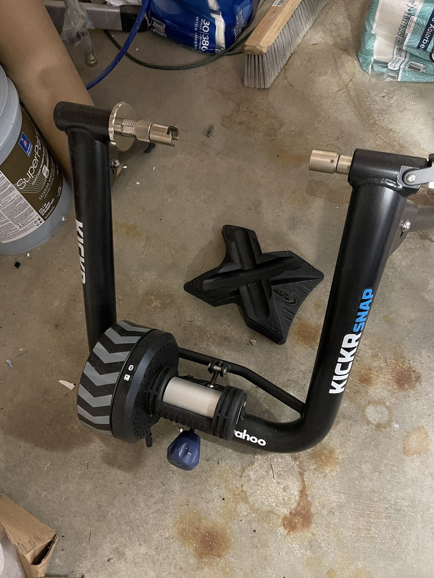 Wahoo Kicker Snap Indoor Bike TrIner for Sale in Renton, WA - OfferUp