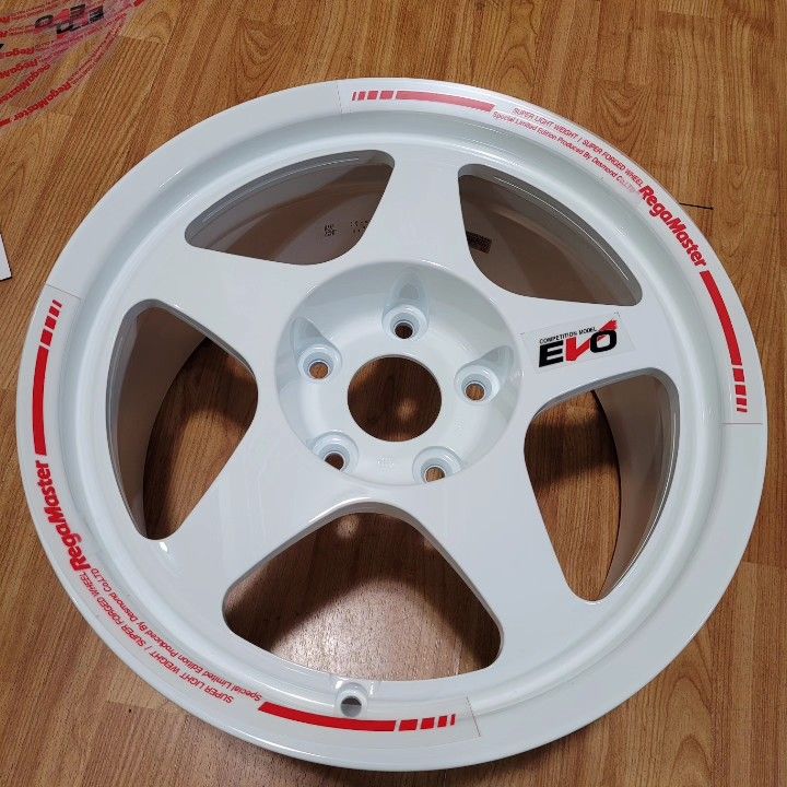 Desmond Regamaster EVO II 16X8 5x114.3 +35 offset gloss white for Sale ...