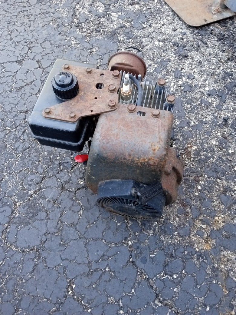 Small Gas Engine 5hp $40 for Sale in Lemont, IL - OfferUp