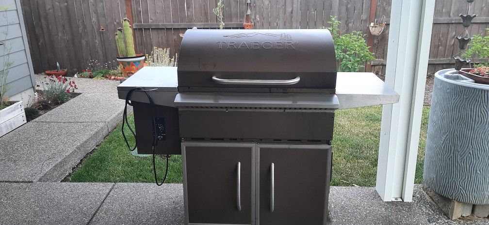 Traeger Select Pro Smoker Pellet Grill for Sale in Vancouver, WA - OfferUp