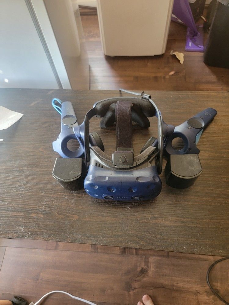Vive Pro VR Full Kit with Base Stations and Stands for Sale in ...