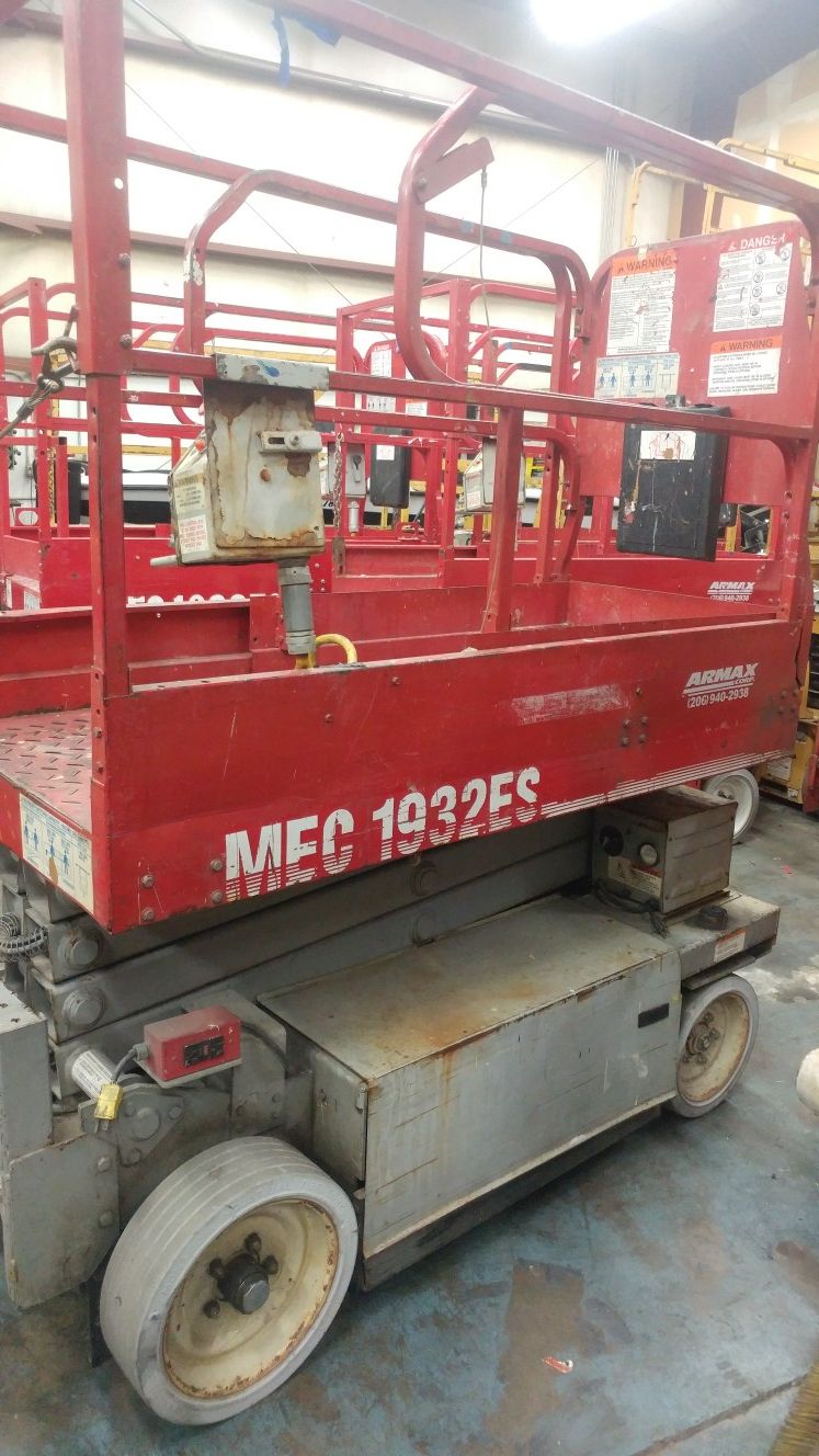 MEC 1932 Scissor Lift for Sale in Auburn, WA - OfferUp
