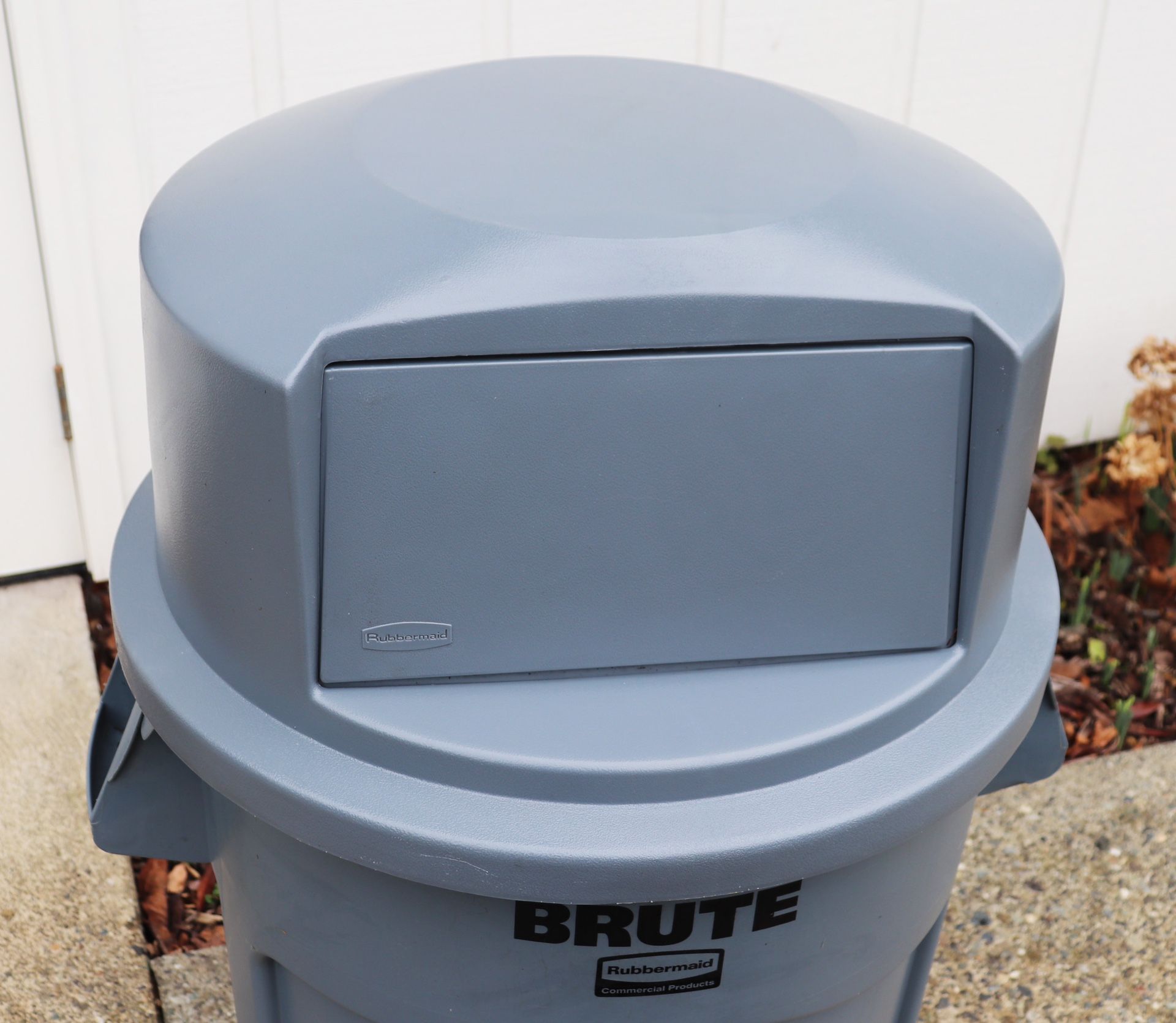 Rubbermaid Commercial RCP 2647-88 Round Brute Dome Trash Can Lid (Up To ...