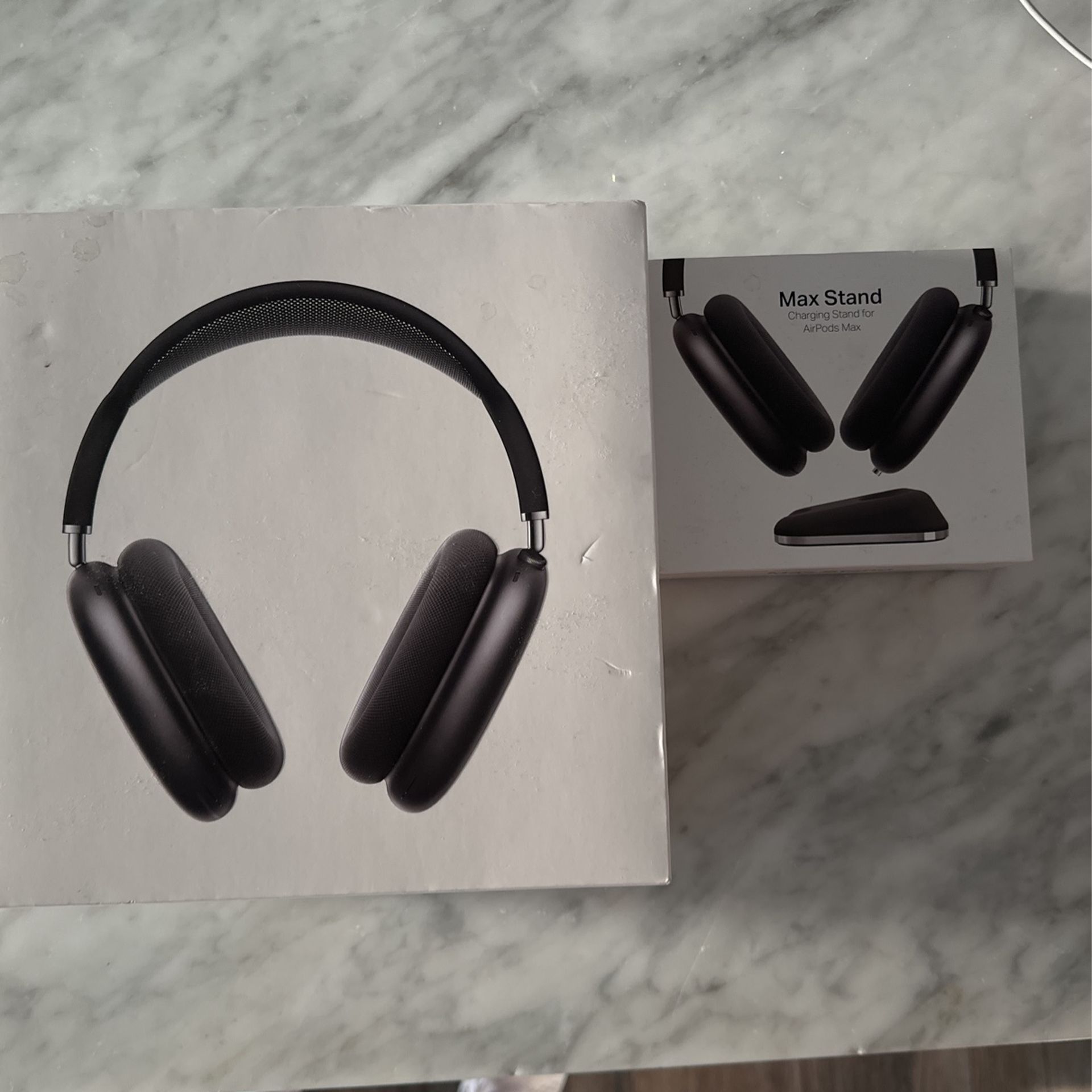Air Pod MAX AND CHARGING STAND for Sale in Scottsdale, AZ - OfferUp