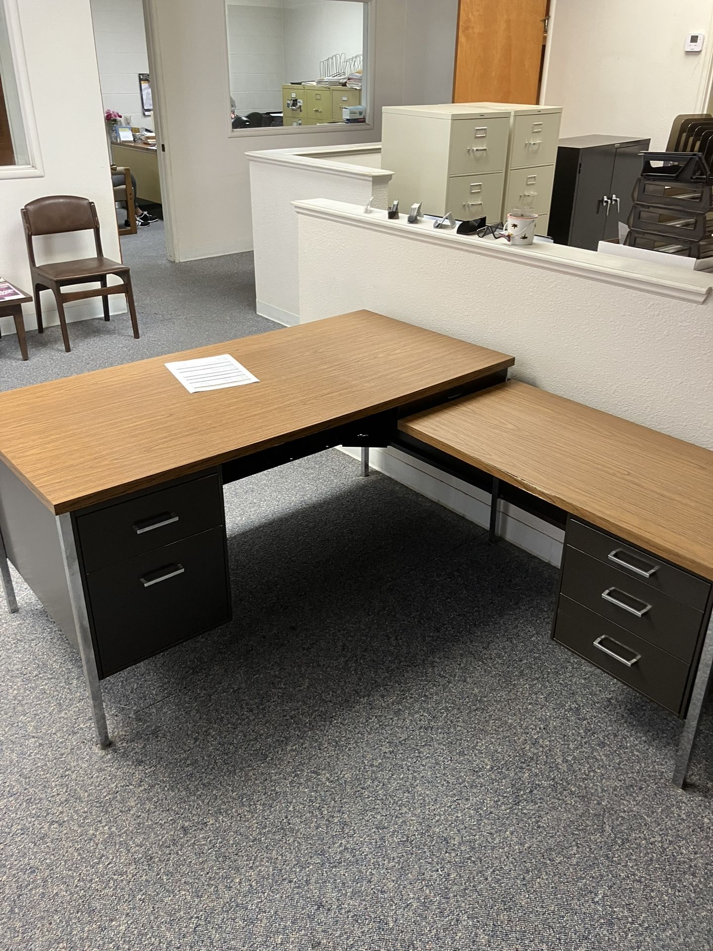 Office desk right hand return for Sale in Tulare, CA - OfferUp