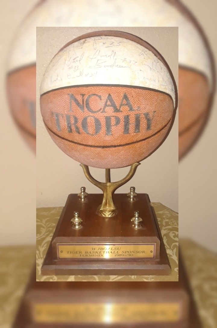 AUTHENTIC SHAQUILLE O'NEALSIGNED NCAA LSU CHAMPIONSHIP TROPHY BALL 1989 ...