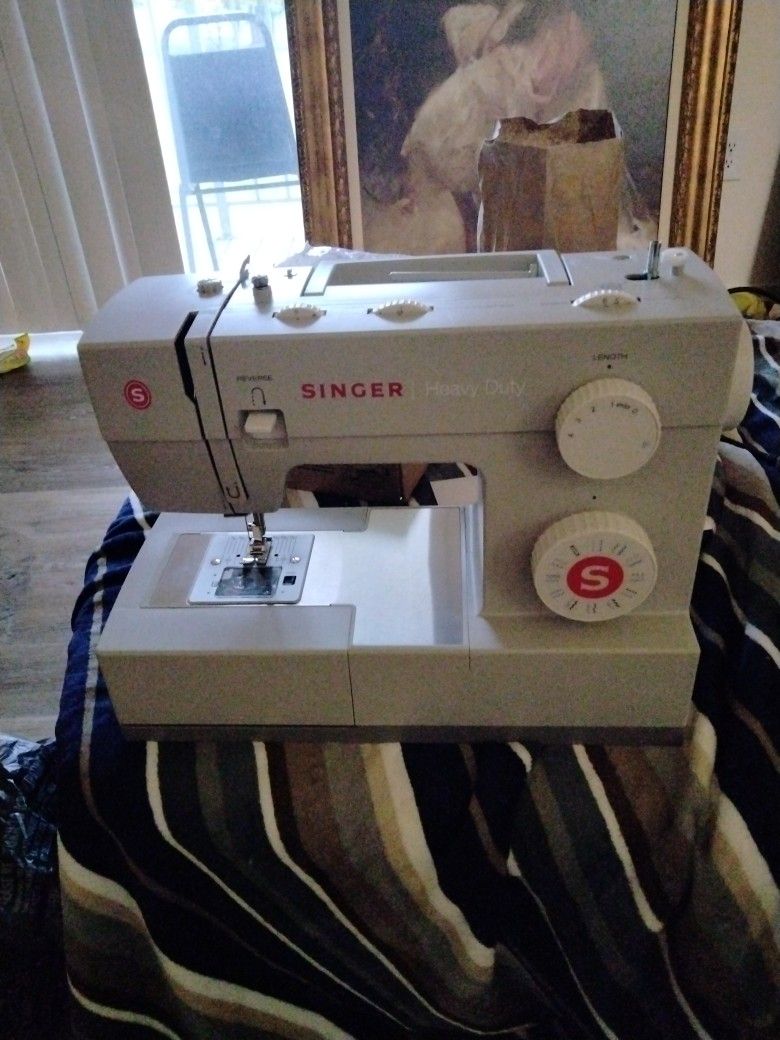 Singer Heavy Duty Sewing Machine Cheap for Sale in Rochester, MI - OfferUp