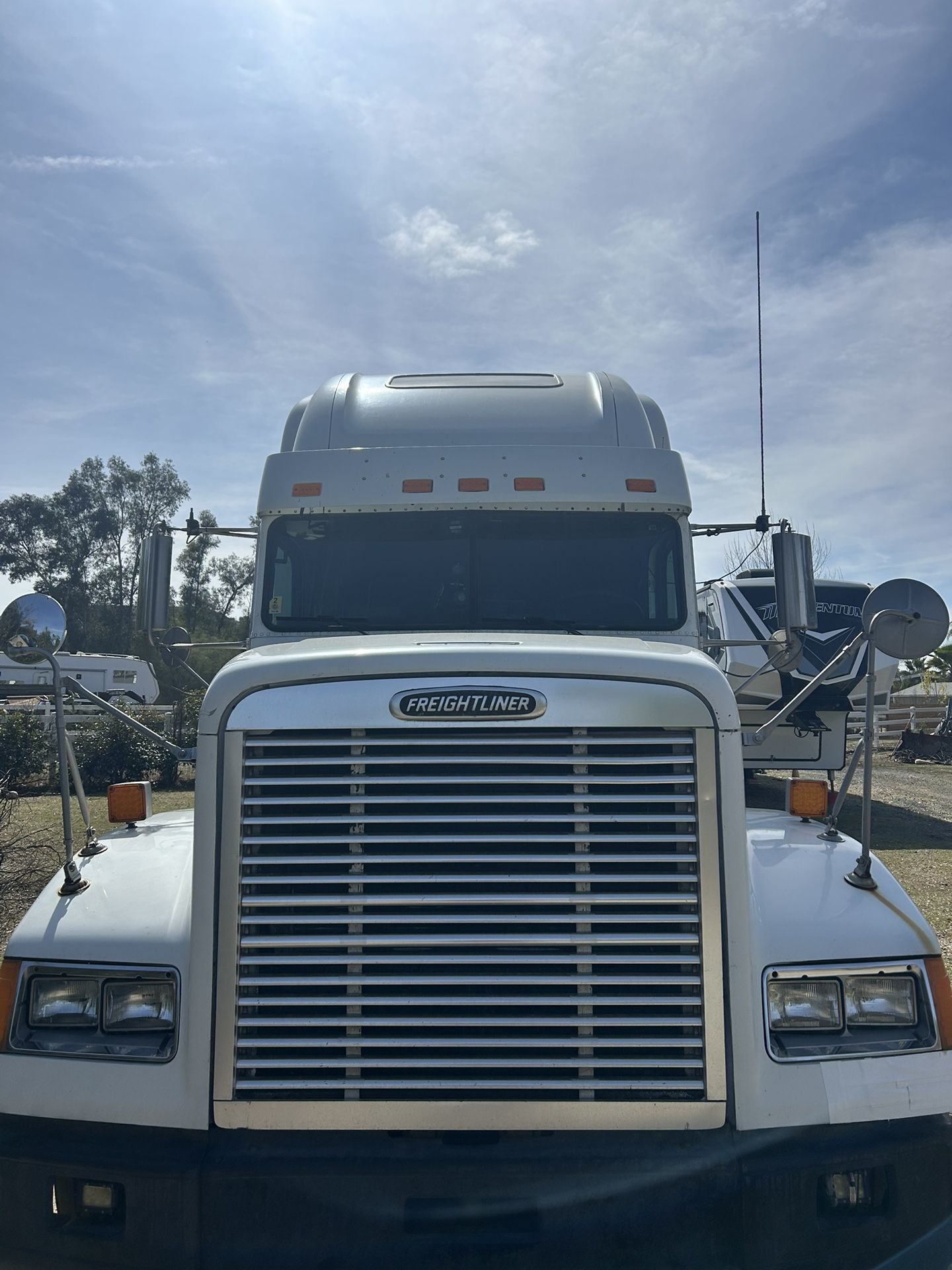 2001 Freightliner FLD 120 for Sale in Las Vegas, NV - OfferUp