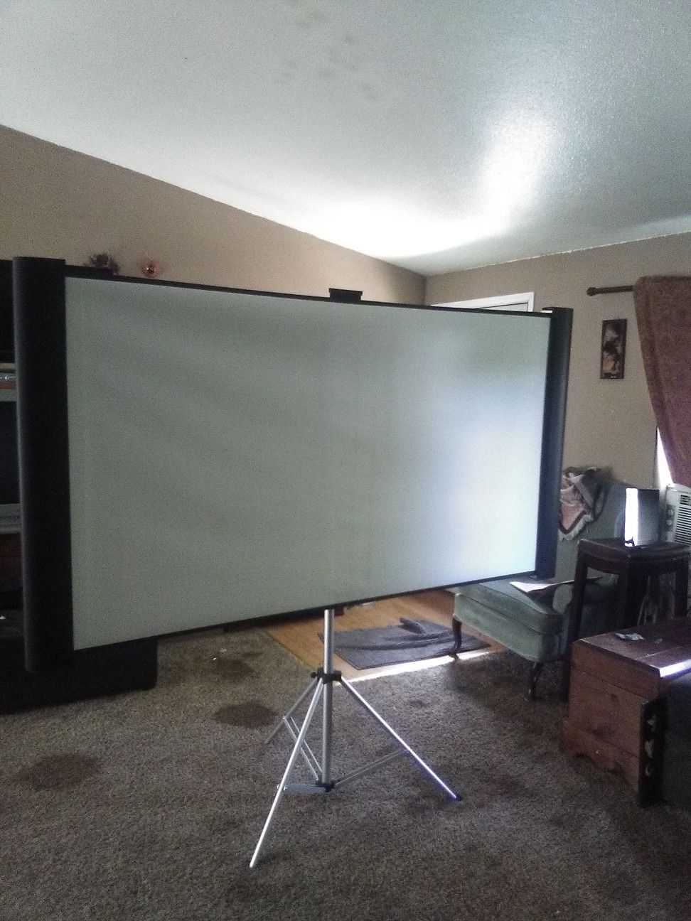 Epson Duet Ultra Portable Projector Screen for Sale in Lacey, WA - OfferUp