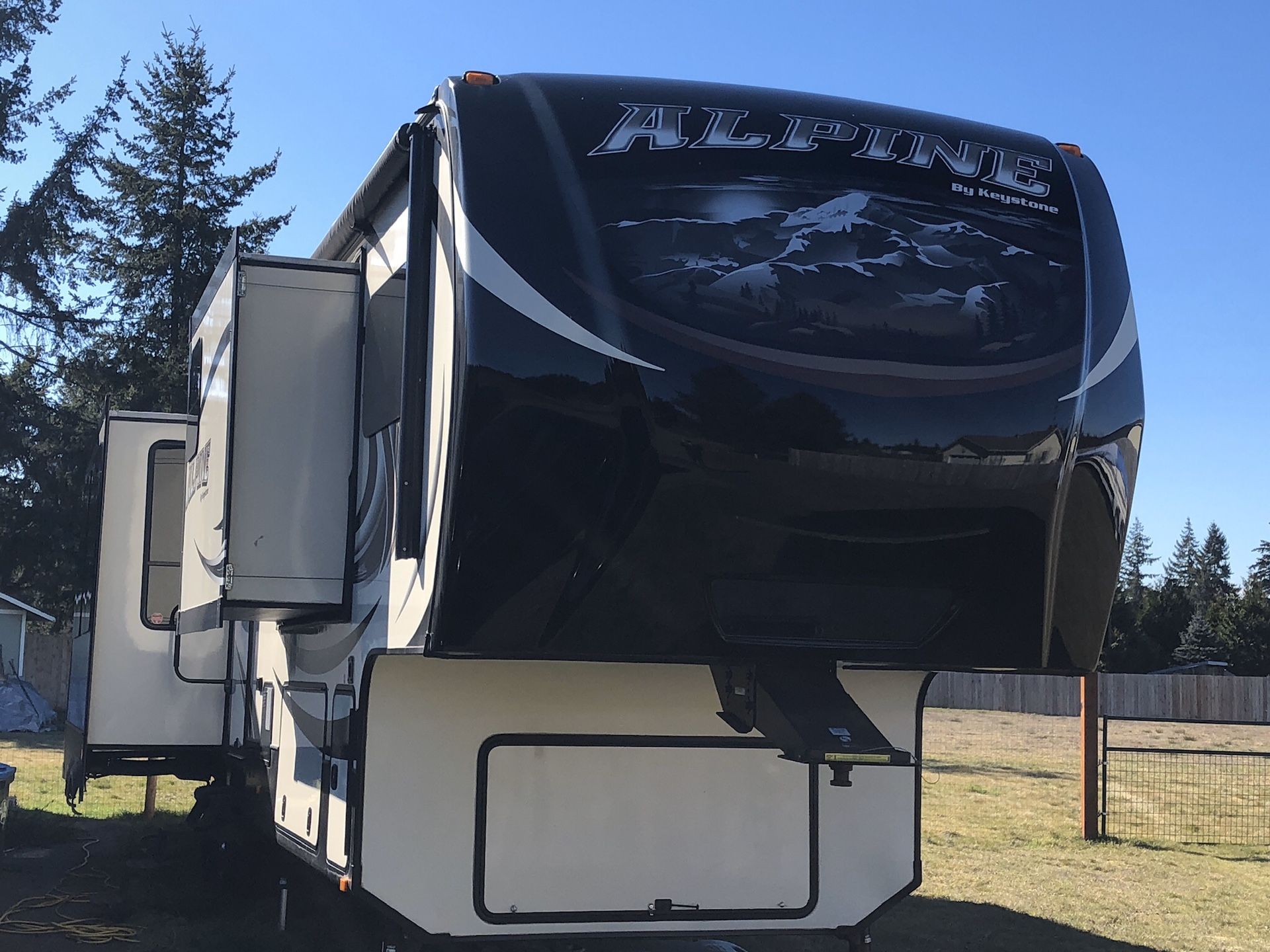 Keystone Alpine /5th wheel trailer for Sale in Rochester, WA - OfferUp