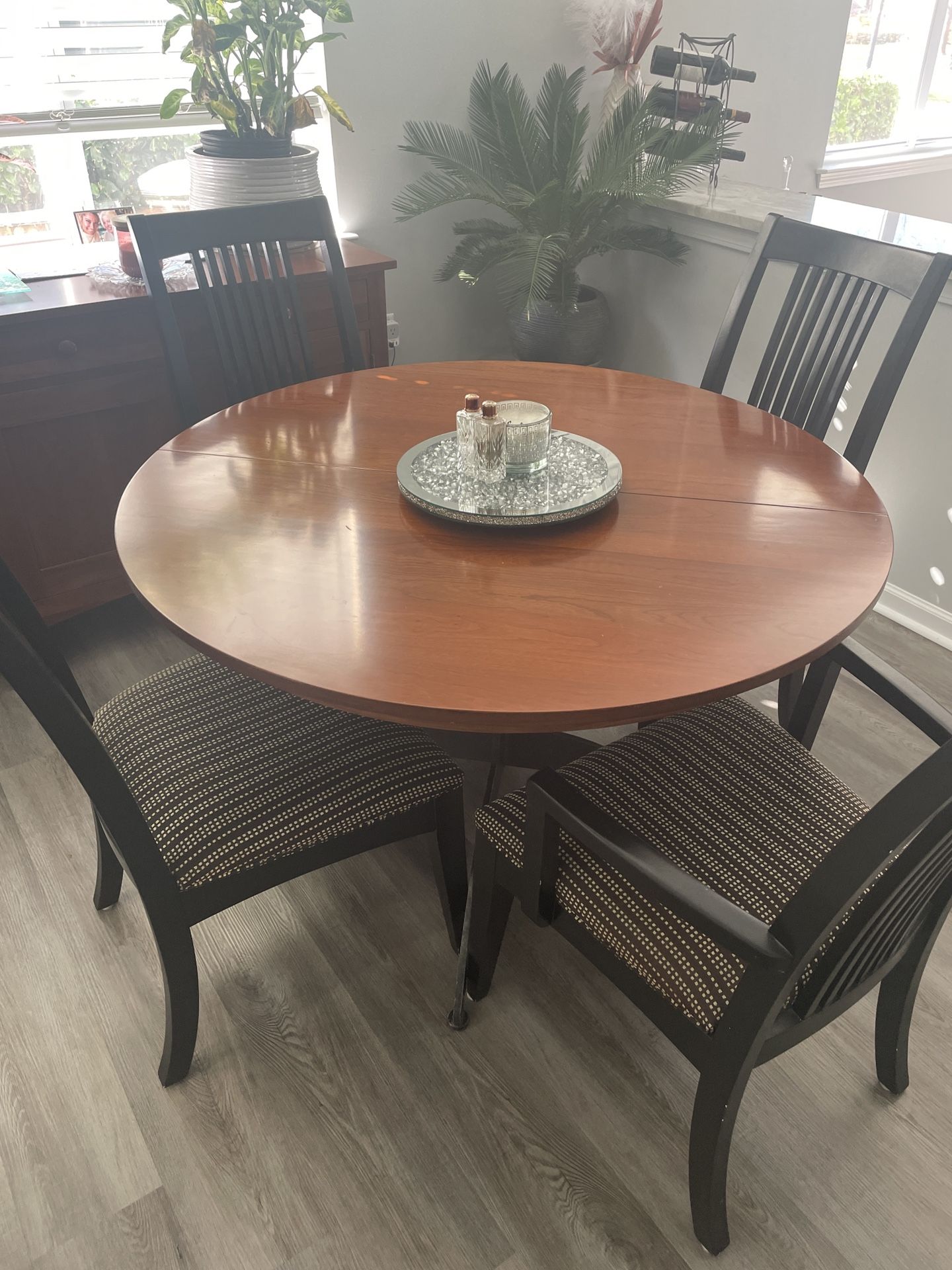 Ethan Allen Kitchen Dining Table With Four Chairs And Extra Leaf for ...