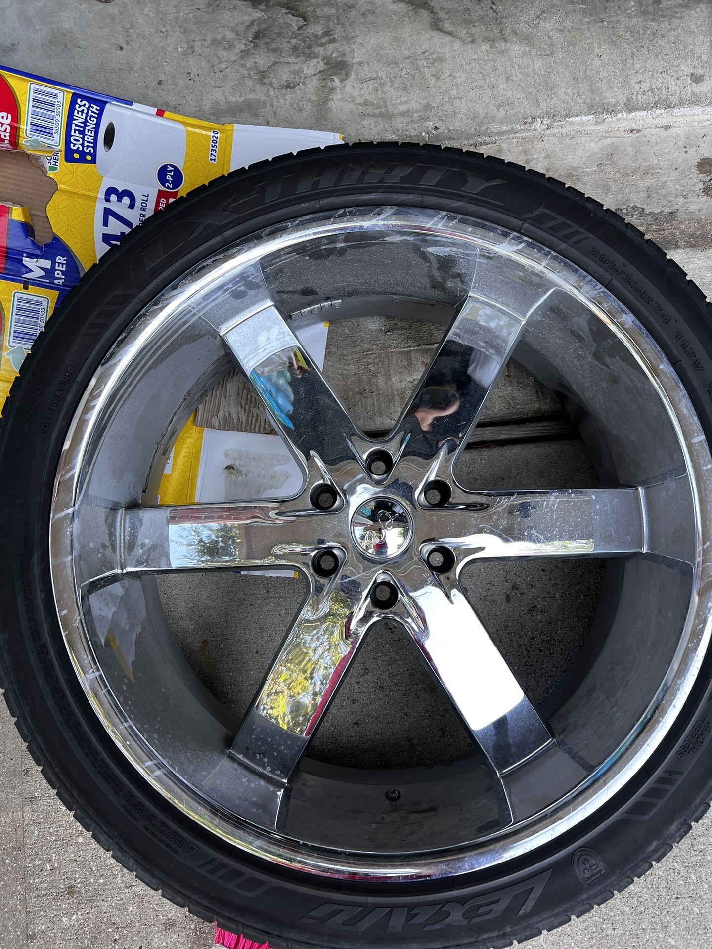 24 Inch Rims With Tires / Rines De 24 Pulgadas Con Llantas for Sale in ...