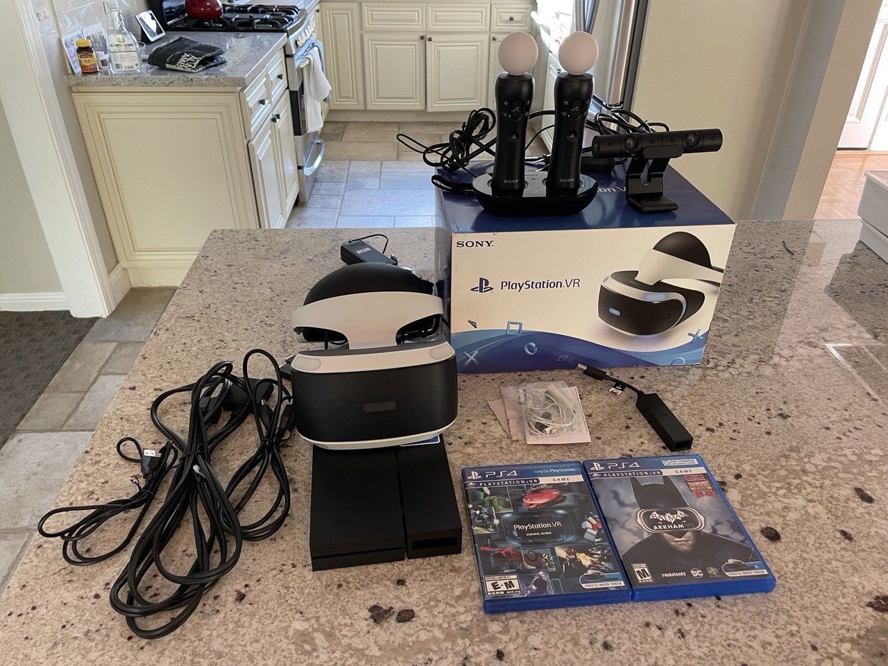 PlayStation VR + Camera + 2x Move Motion Controllers + Charging Station ...