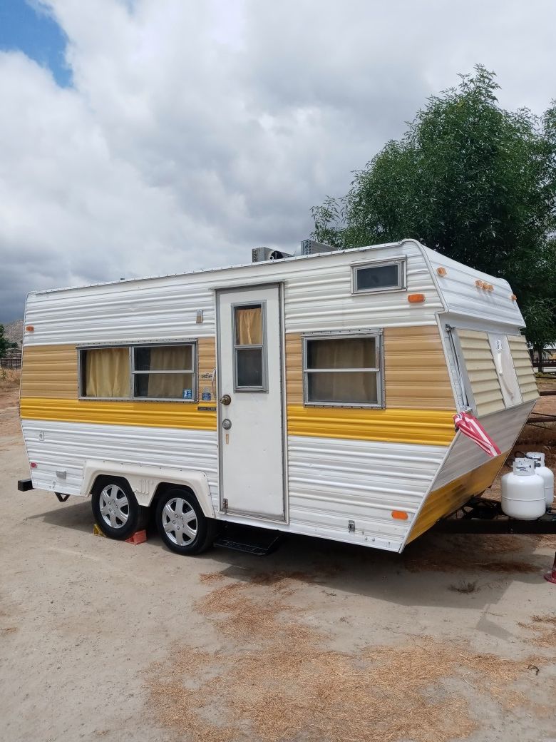 1977' 18' ft Layton travel trailer for Sale in Hemet, CA - OfferUp