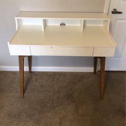 White Tatum Desk With Hutch for Sale in Phoenix AZ OfferUp