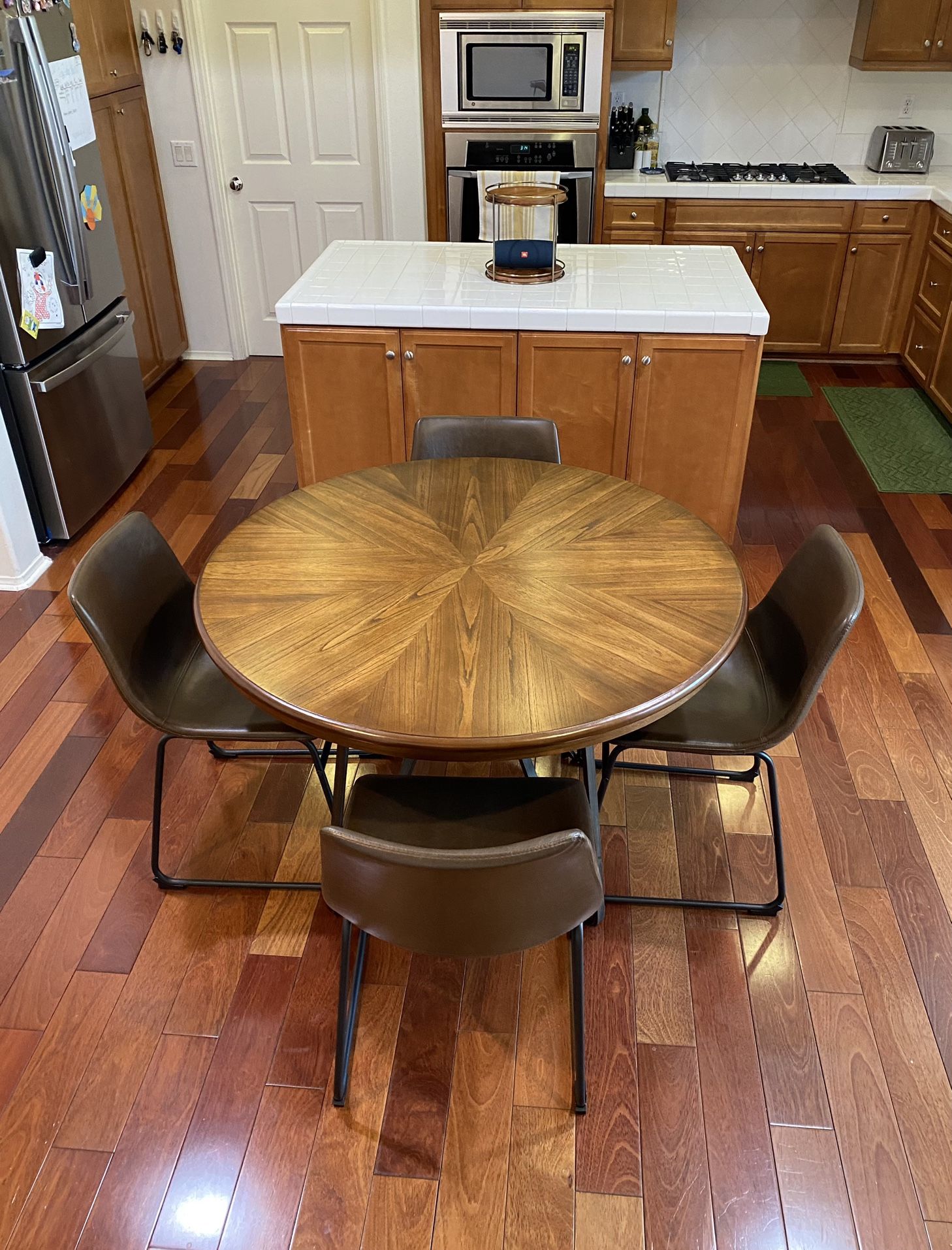 Centiar Round Dining Table with 4 Chairs for Sale in Tustin, CA - OfferUp