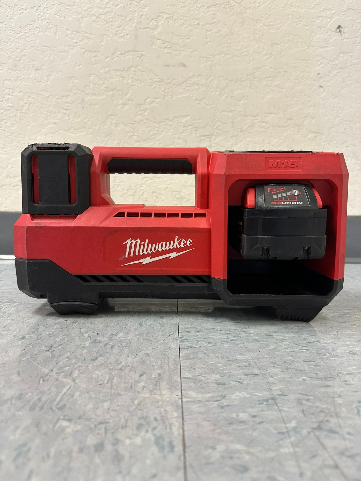 MILWAUKEE COMPRESSOR WITH BATTERY #30404 for Sale in Glendale, AZ - OfferUp