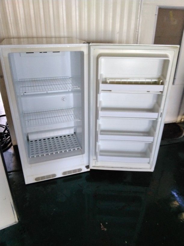 Frigidaire Stand Up Commercial Freezer for Sale in Mesa, AZ - OfferUp