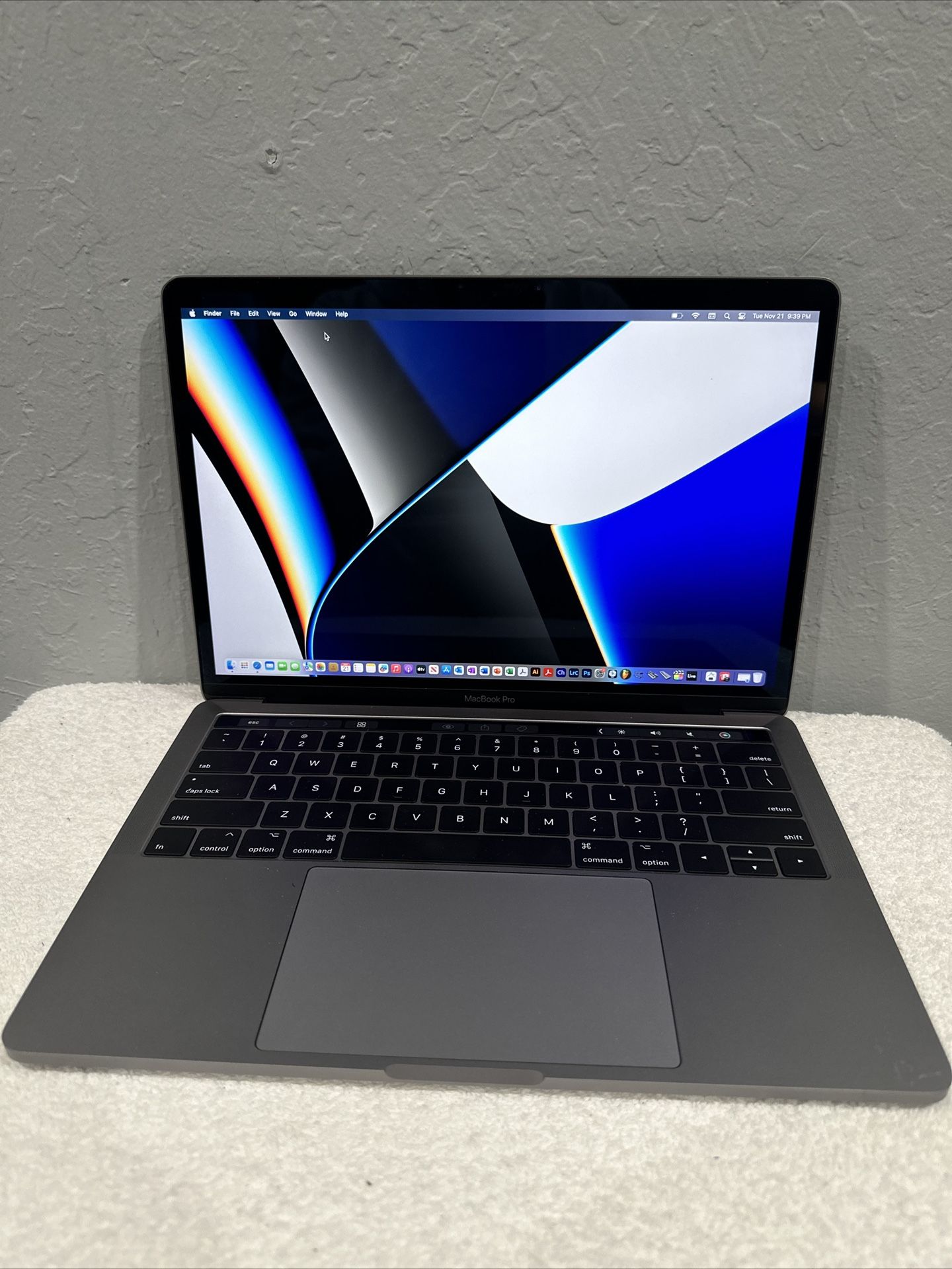 APPLE MACBOOK PRO 13” 2017 TWO THUNDERBOLT 3 PORTS i7/16Gb RAM/1TB SSD! LOADED! for Sale in ...