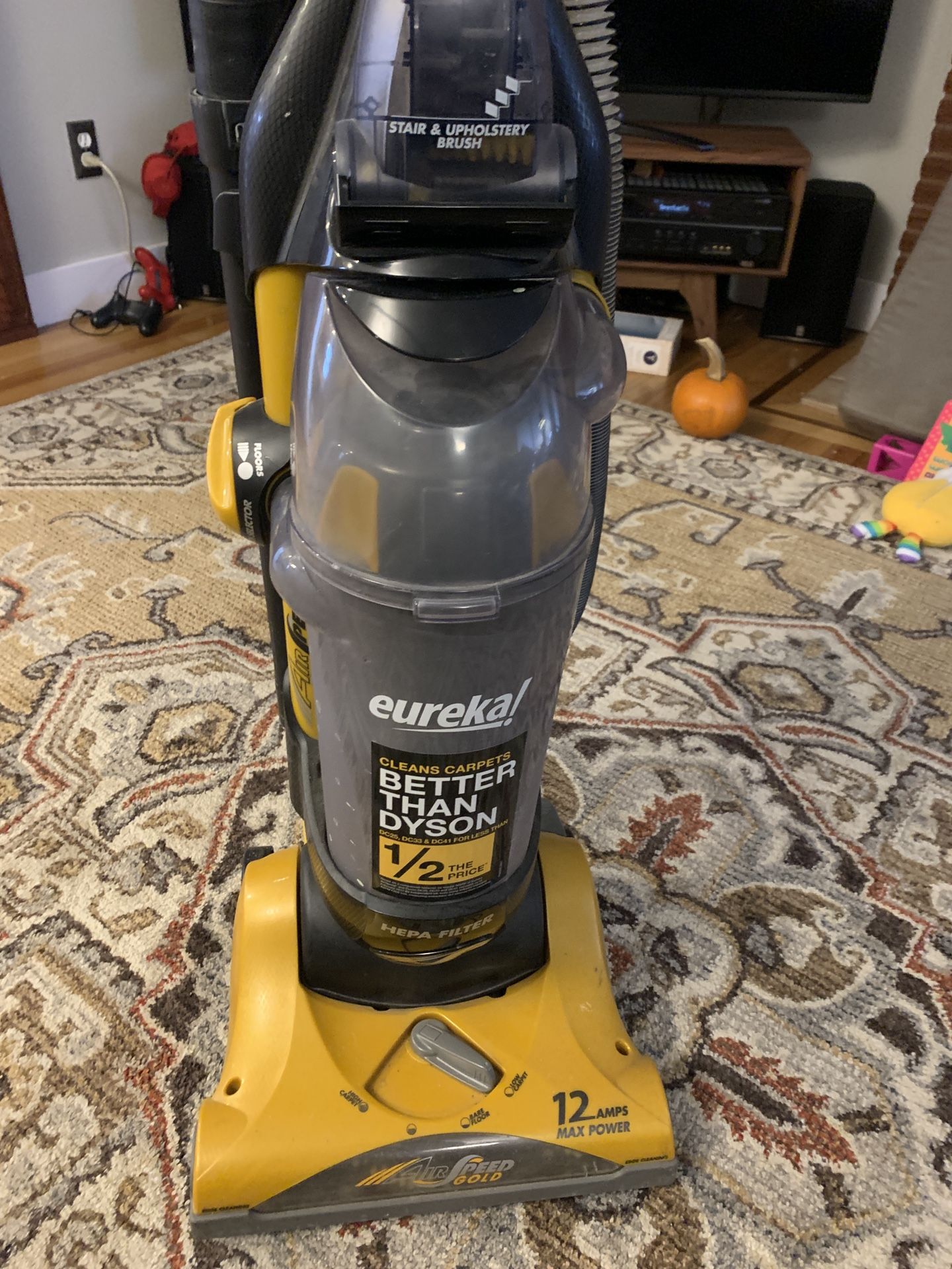 Eureka Airspeed Gold Upright Vacuum for Sale in Milwaukie, OR - OfferUp