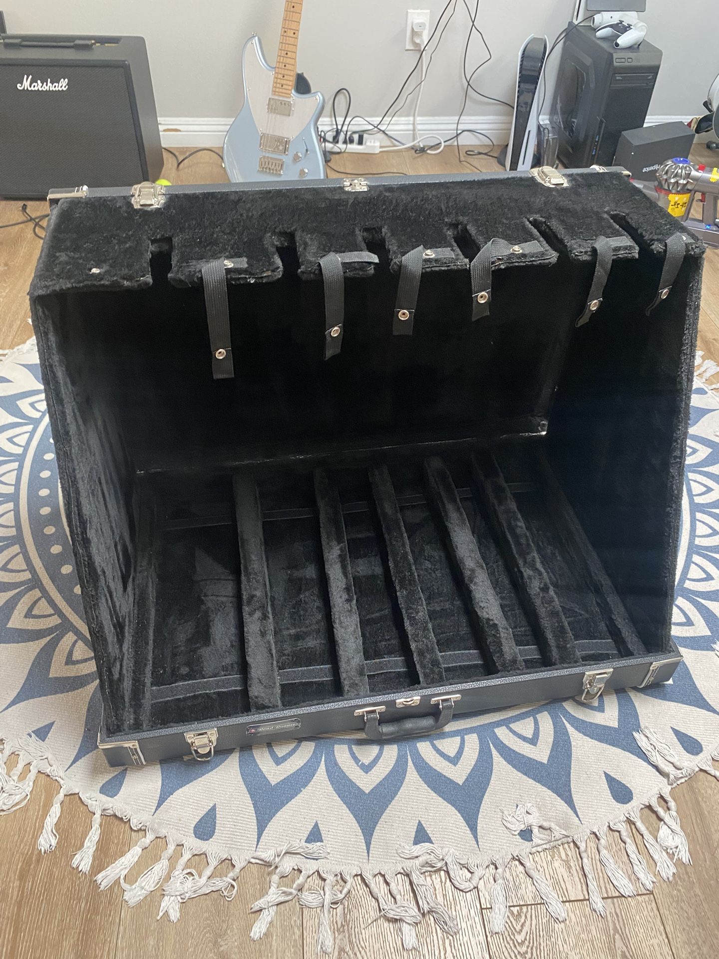 Road Runner 6-Guitar Stand Case Black = $50 for Sale in Chula Vista, CA ...