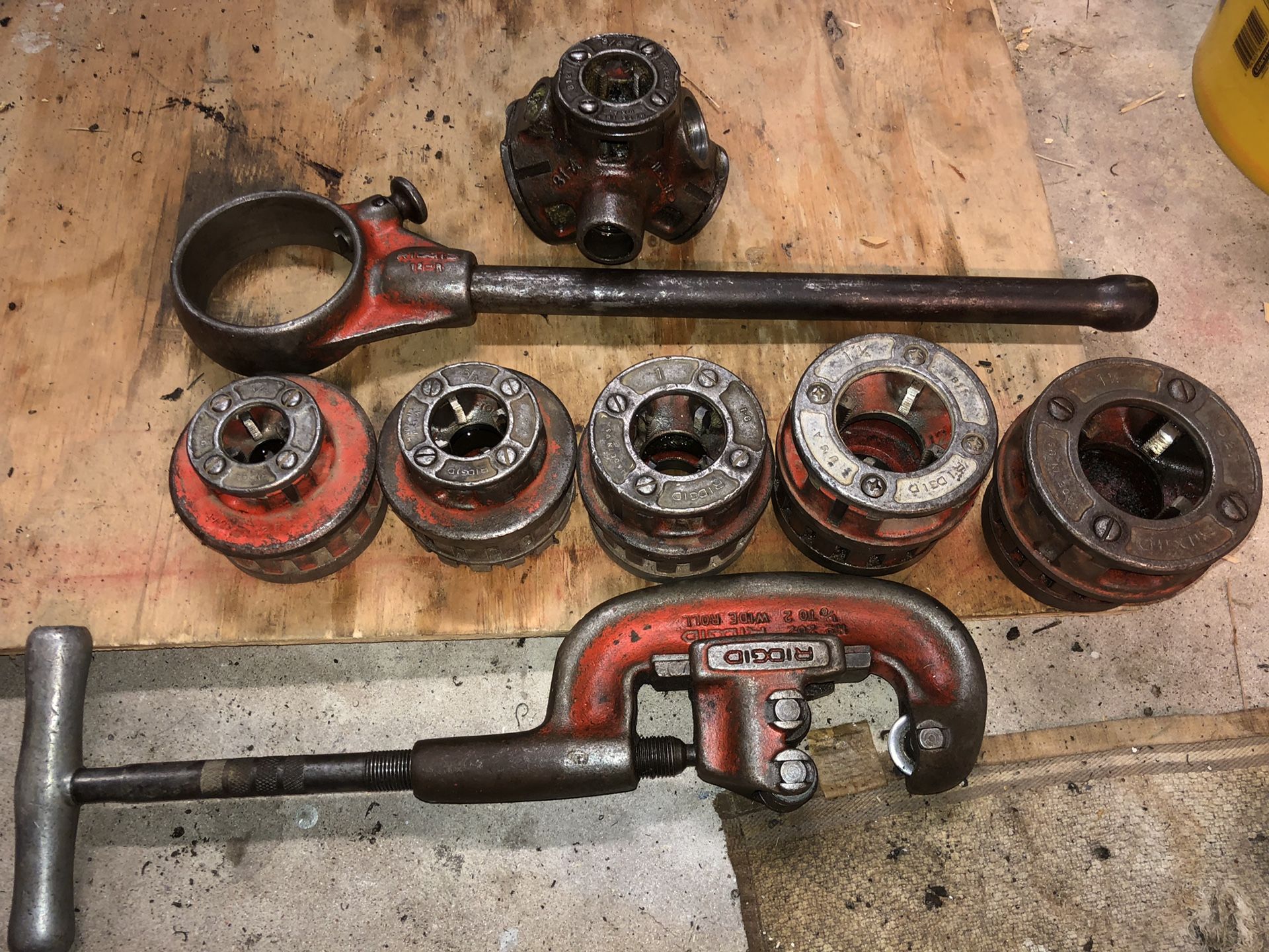 RIDGID PIPE THREADER, RATCHET, CUTTER AND DIES WITH 3 way for Sale in ...