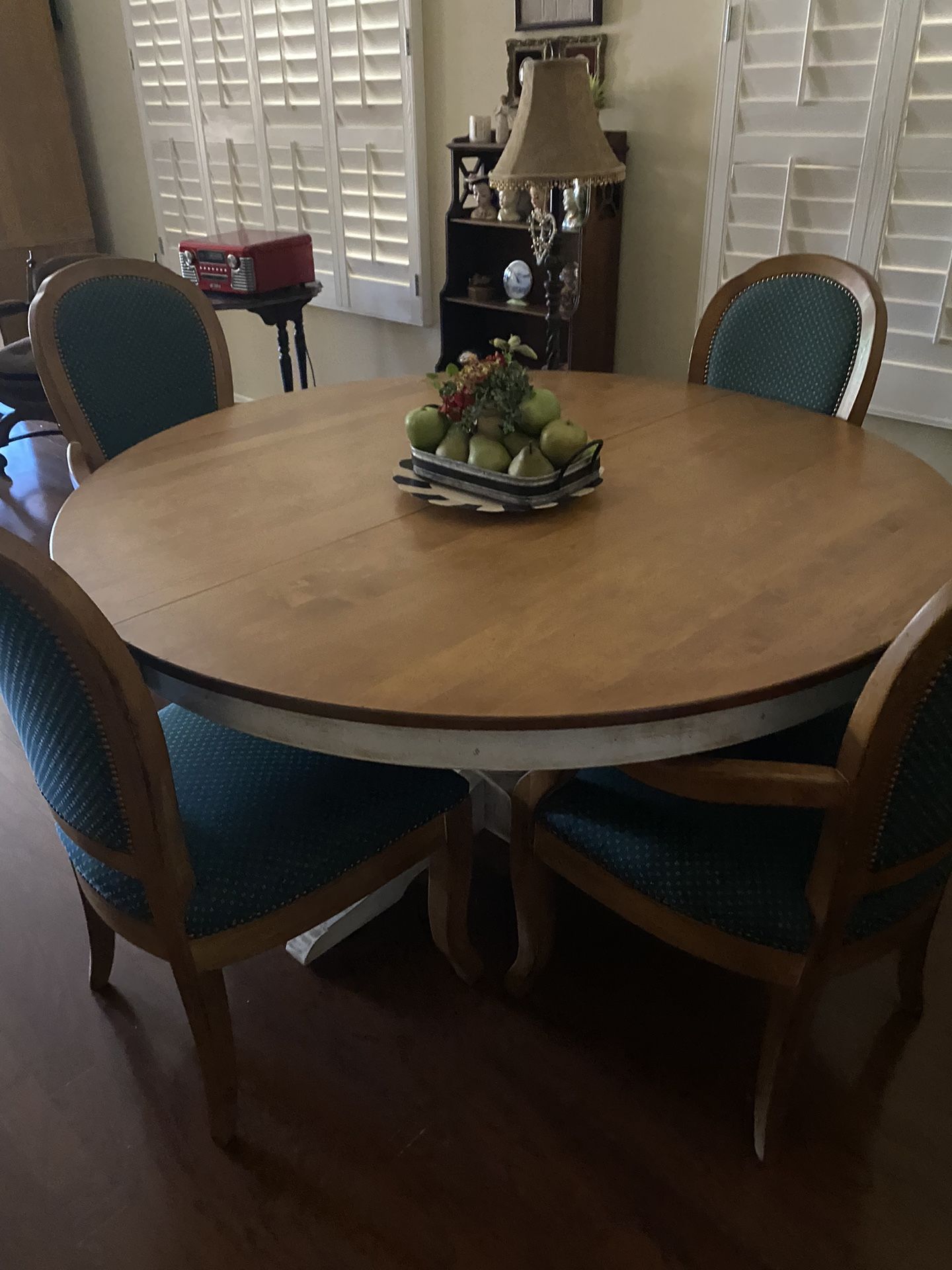 Round dining table for Sale in Chandler, AZ - OfferUp