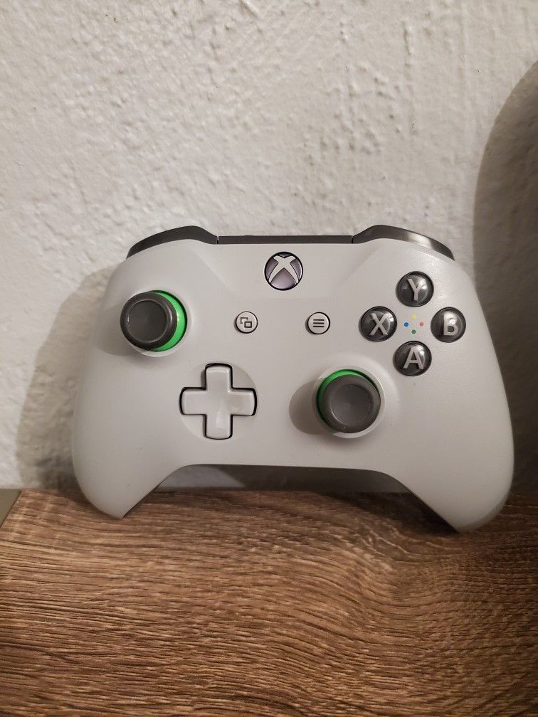 Xbox One Controllers (2) for Sale in Blawnox, PA - OfferUp