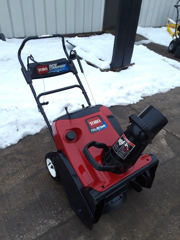 I have for sale a snow commander TORO snow blower. 24 inches cleaning ...