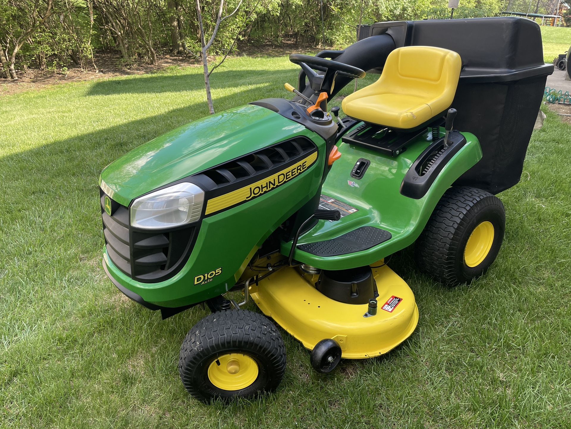 John Deere D105 Auto 42” Riding Mower Only 140 Hours with Rear Bagger ...