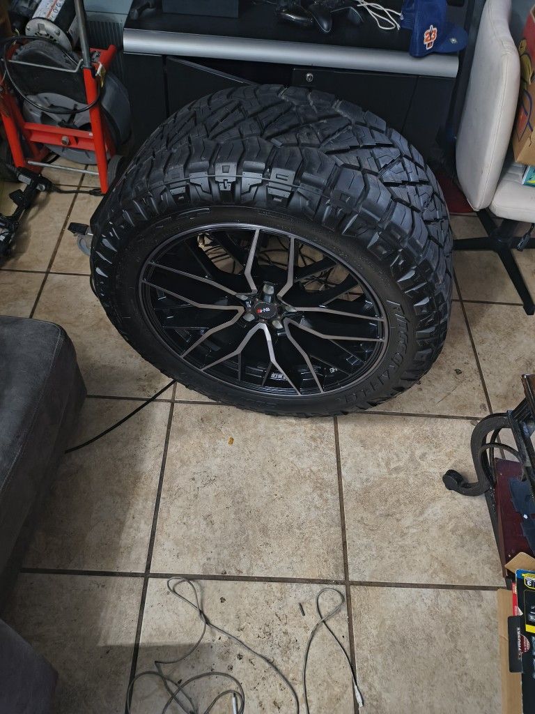 Savini Sv-f2 20 Inch Rims for Sale in Phoenix, AZ - OfferUp