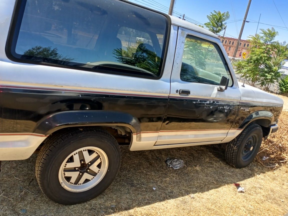 For parts 1989 Ford bronco 2. 4x4 for Sale in Stockton, CA - OfferUp