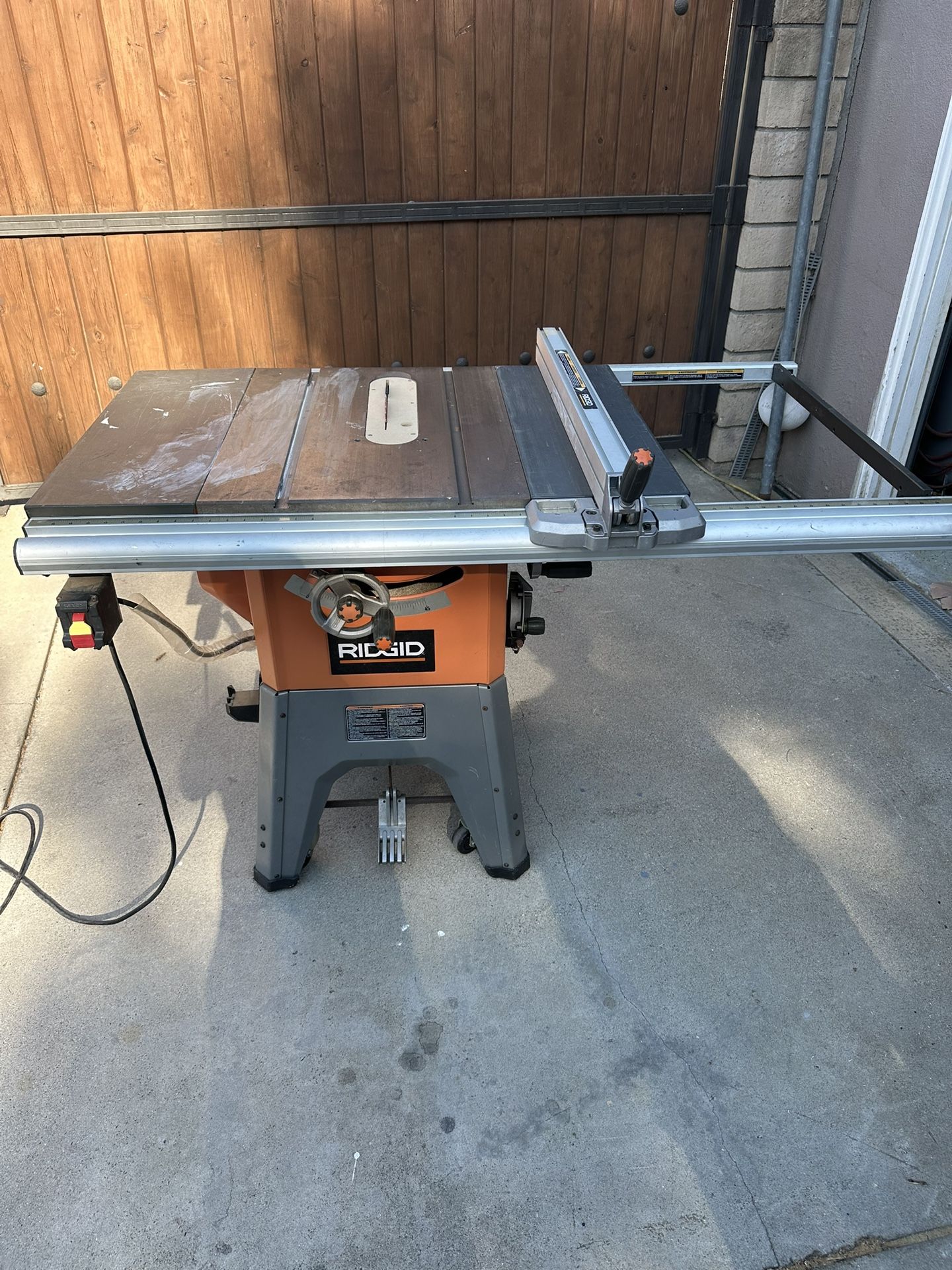 RIDGID R4512 Cast Iron Table Saw for Sale in Yorba Linda, CA - OfferUp