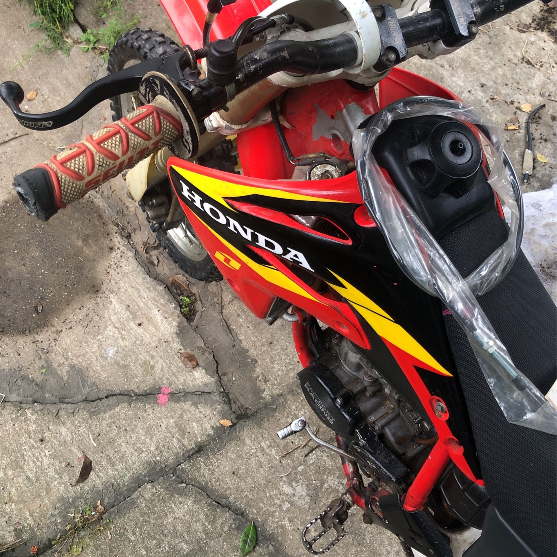 HONDA CR85 2 Stroke Dirt bike (3k OBO) for Sale in The Bronx, NY - OfferUp