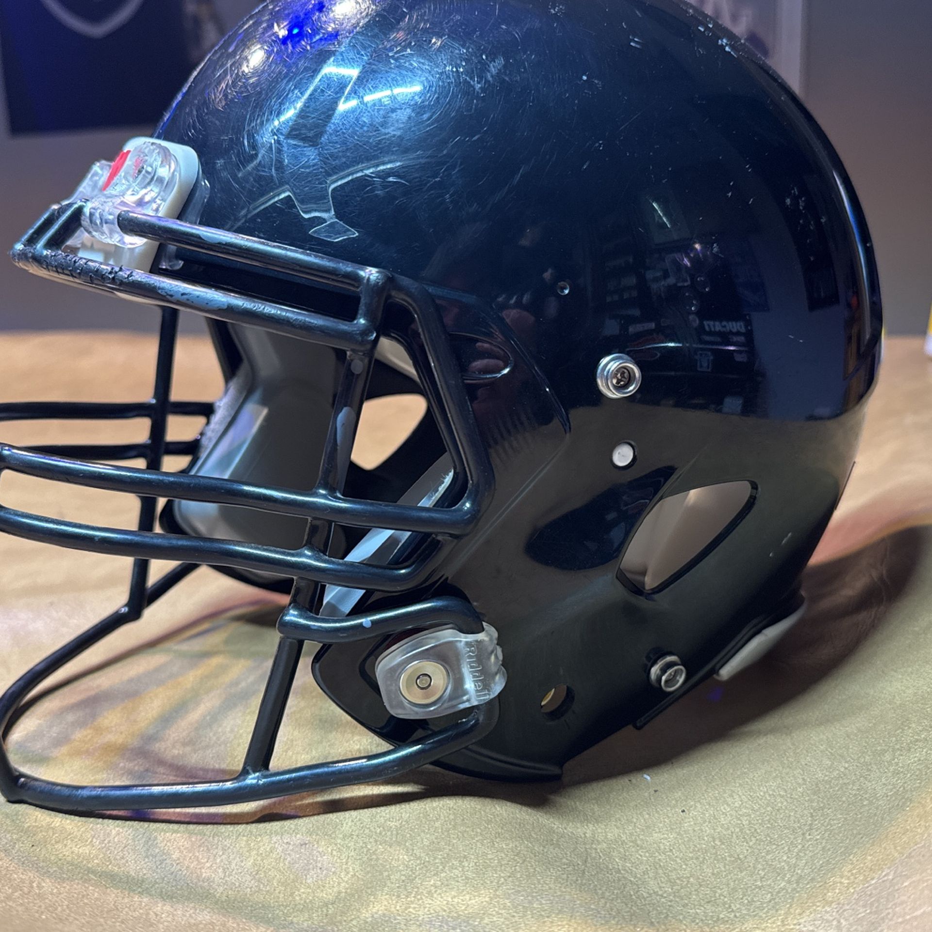 Riddell SPEED CLASSIC ICON for Sale in Los Angeles, CA - OfferUp