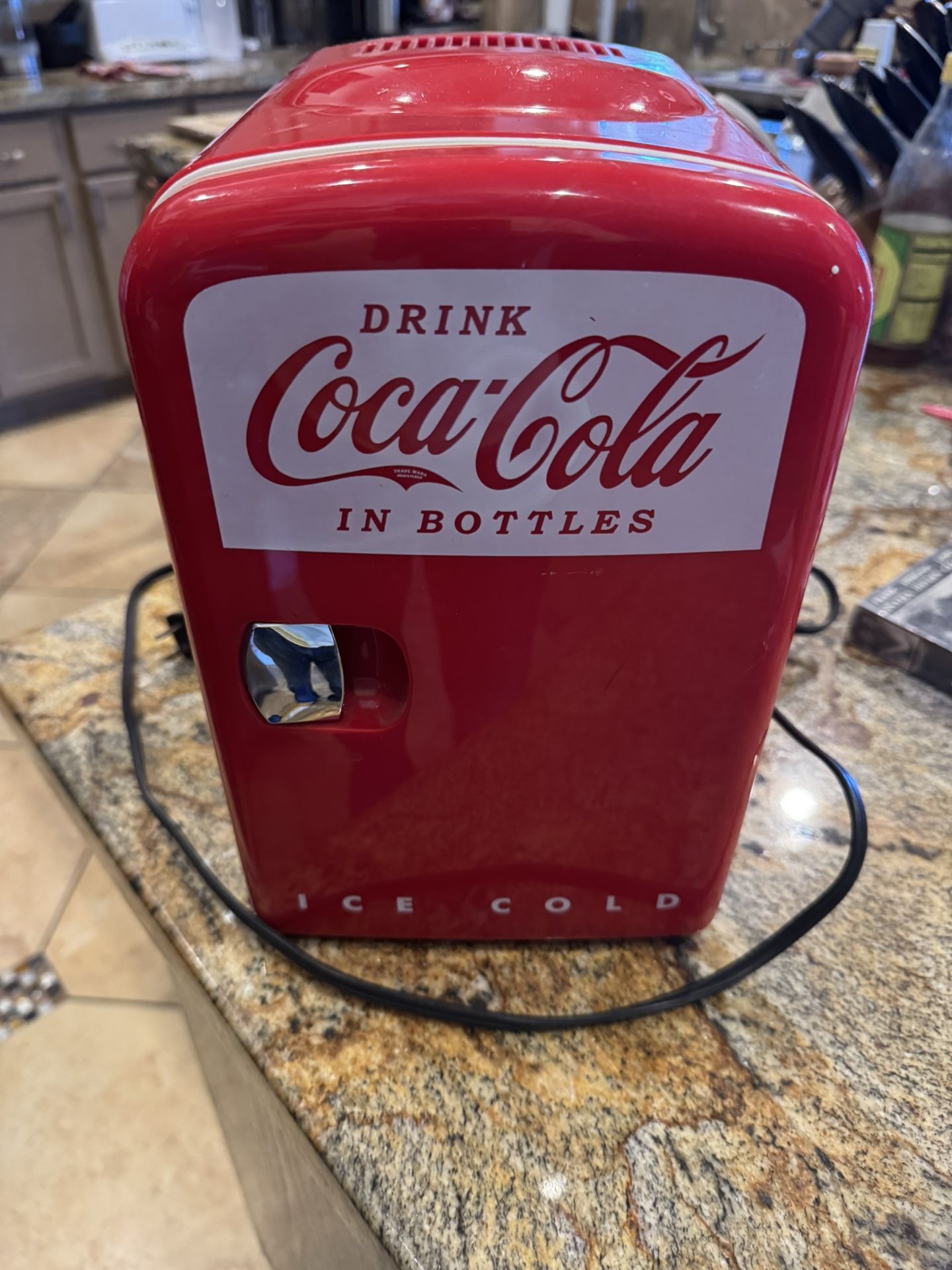 Mini Fridge Coca Cola for Sale in Las Vegas, NV - OfferUp