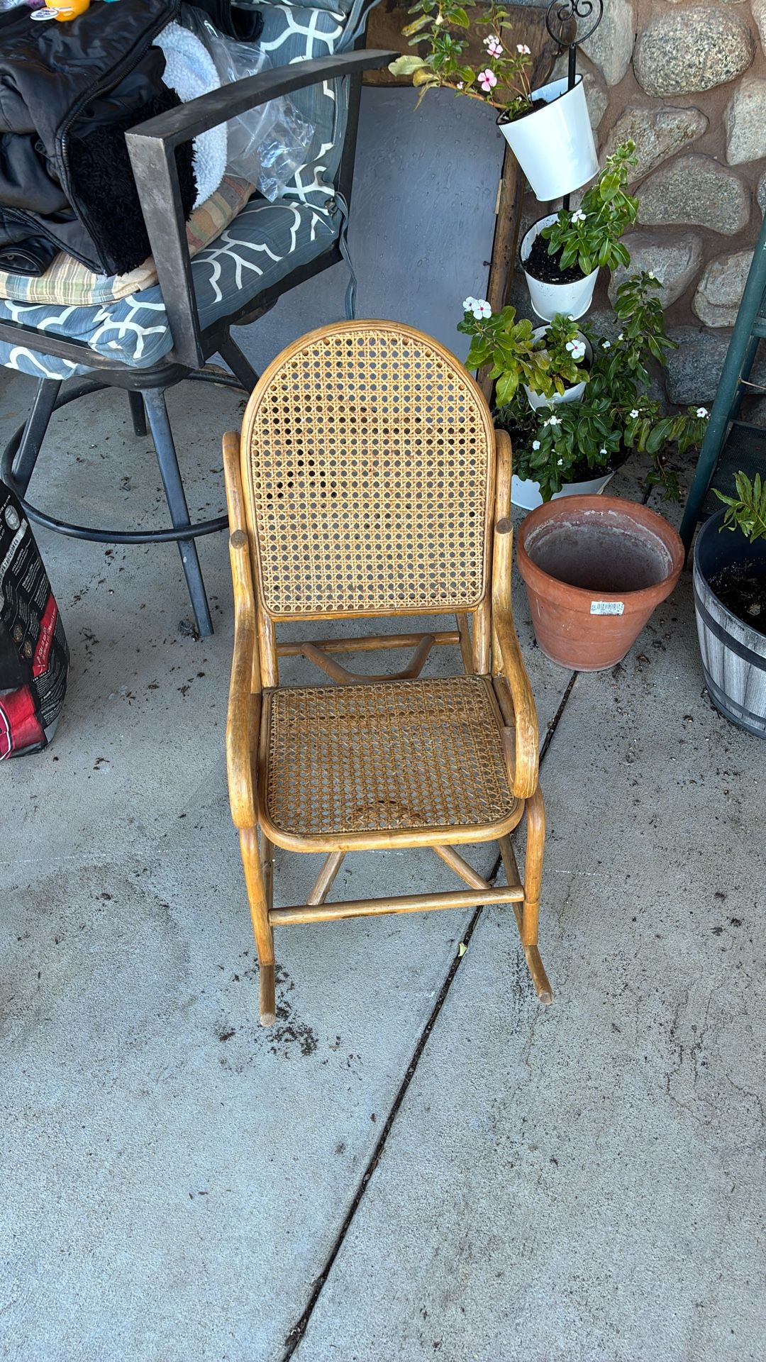 Little Kids Rocking Chair, for Sale in Apple Valley, CA - OfferUp