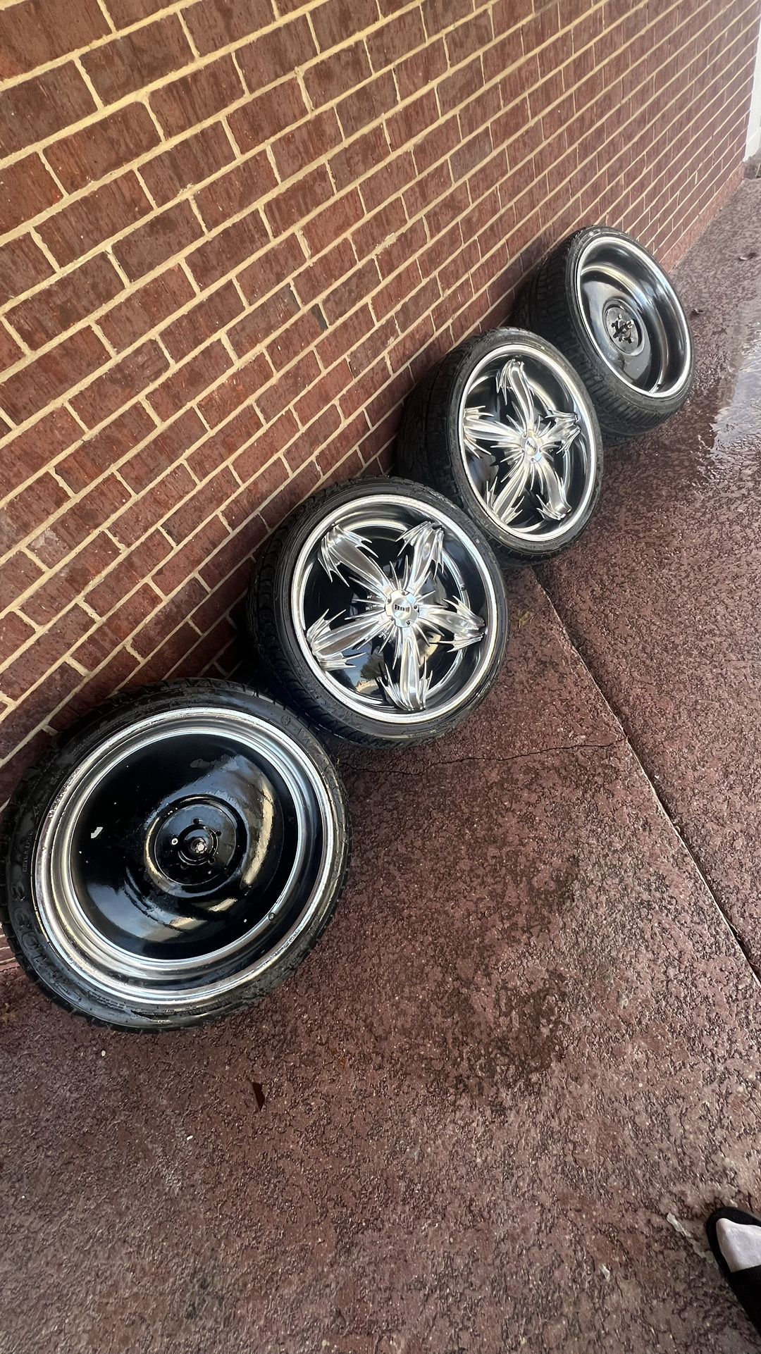 22 inch DUB Spine floaters for Sale in Mesquite, TX - OfferUp