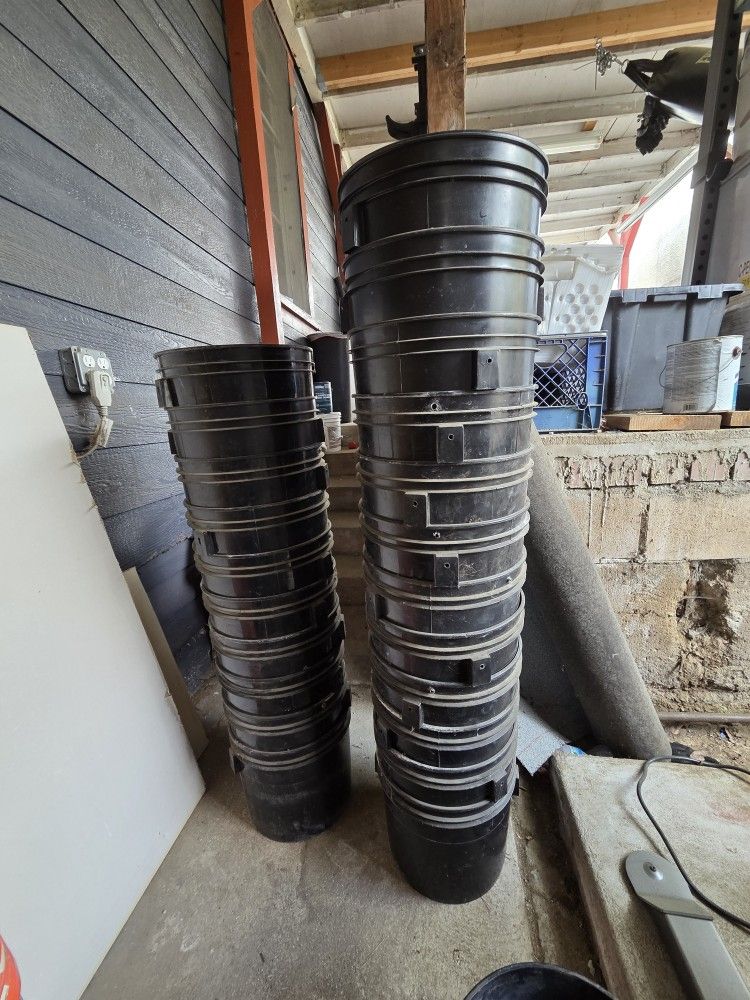 3.5 Gal Black Buckets Free for Sale in Los Angeles, CA - OfferUp