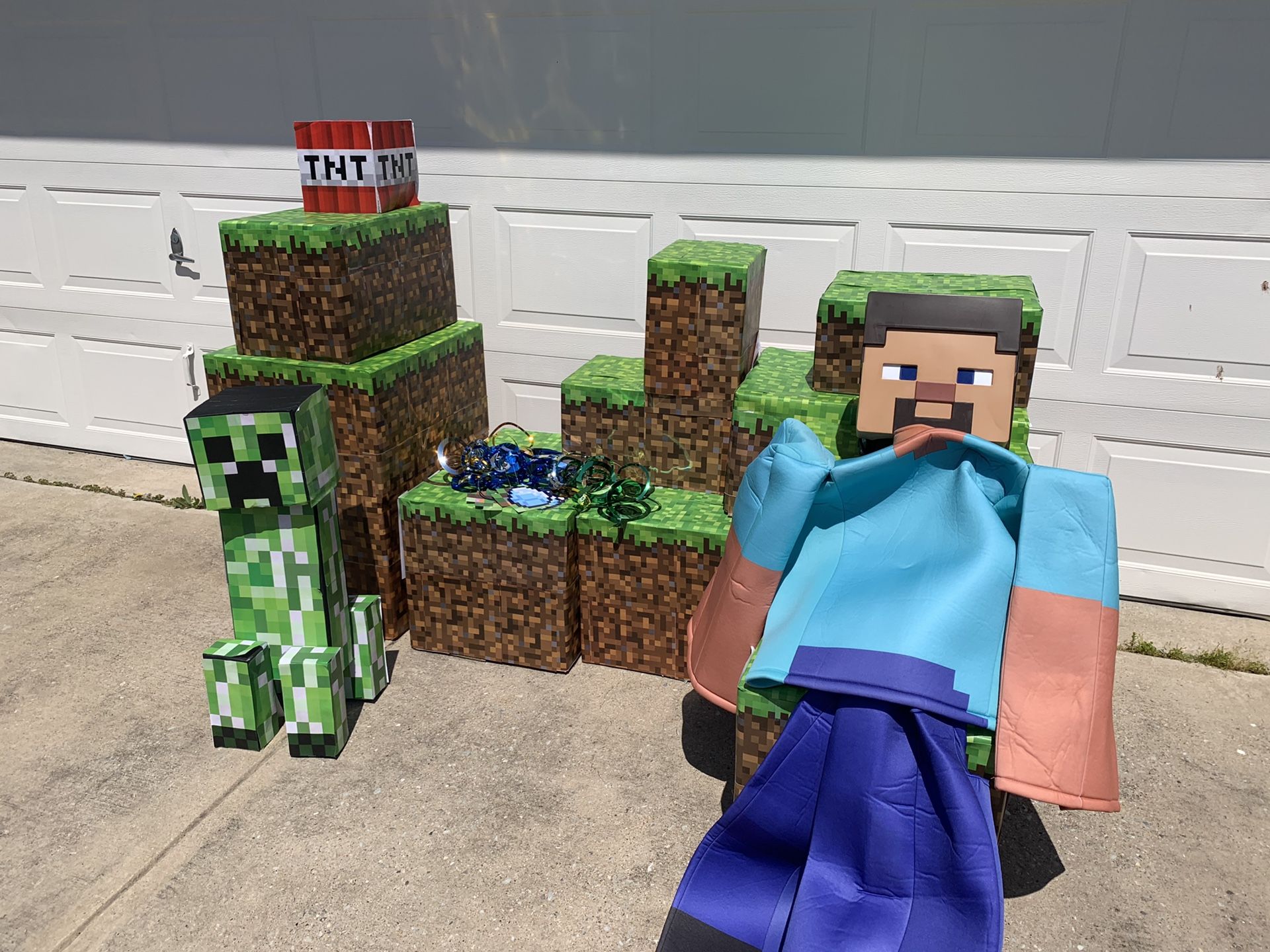 Minecraft party decor costume creeper Steve for Sale in Wylie, TX - OfferUp